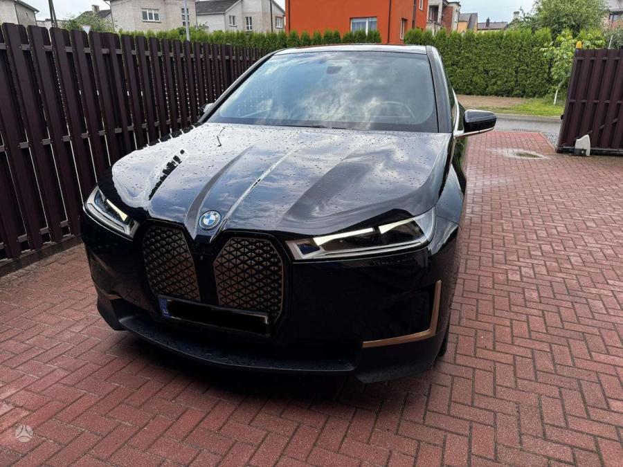 Black BMW iX 2021 in Vilnius, with an engine capacity of 0.00 L and mileage of 130 thousand km for 38900 €, photo 3 on AUTOMOTO.COM.LV