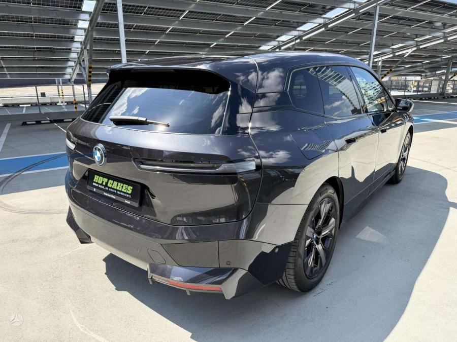 Black BMW iX 2023 in Vilnius, with an engine capacity of 0.00 L and mileage of 63 thousand km for 45900 €, photo 9 on AUTOMOTO.COM.LV