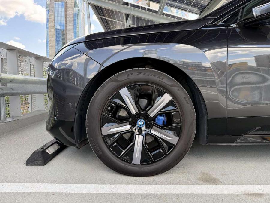 Black BMW iX 2023 in Vilnius, with an engine capacity of 0.00 L and mileage of 63 thousand km for 45900 €, photo 12 on AUTOMOTO.COM.LV