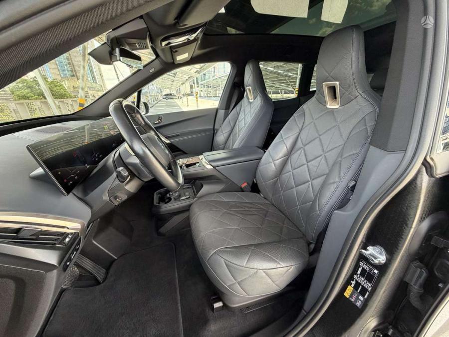 Black BMW iX 2023 in Vilnius, with an engine capacity of 0.00 L and mileage of 63 thousand km for 45900 €, photo 17 on AUTOMOTO.COM.LV