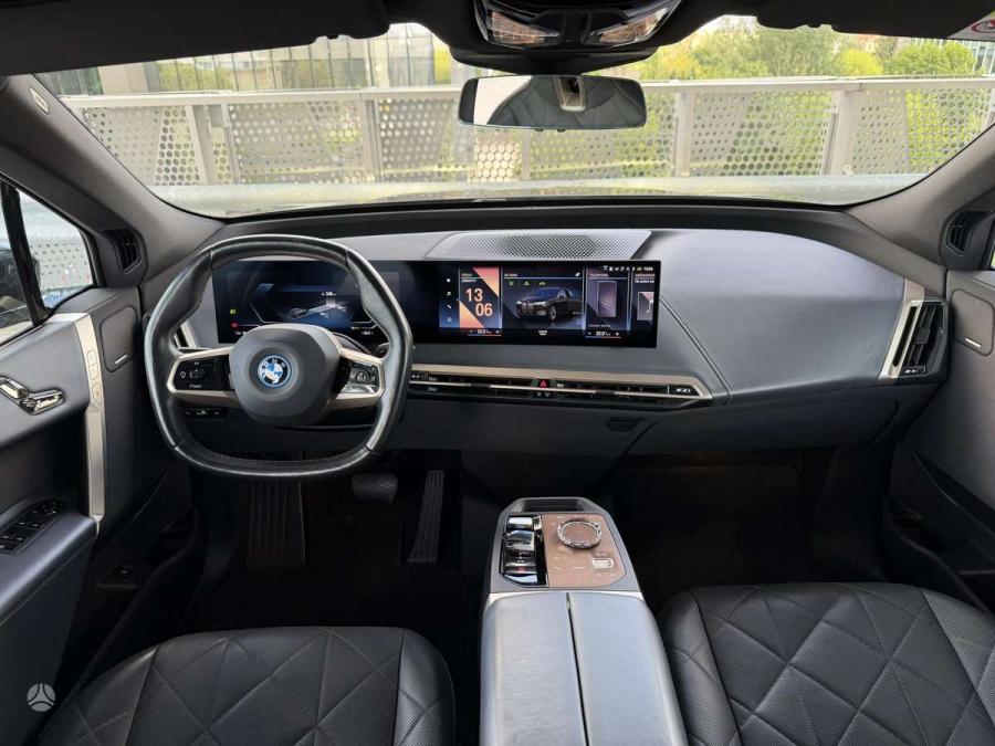 Black BMW iX 2023 in Vilnius, with an engine capacity of 0.00 L and mileage of 63 thousand km for 45900 €, photo 18 on AUTOMOTO.COM.LV