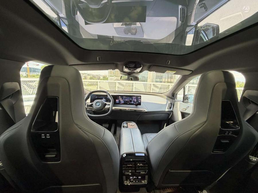 Black BMW iX 2023 in Vilnius, with an engine capacity of 0.00 L and mileage of 63 thousand km for 45900 €, photo 20 on AUTOMOTO.COM.LV