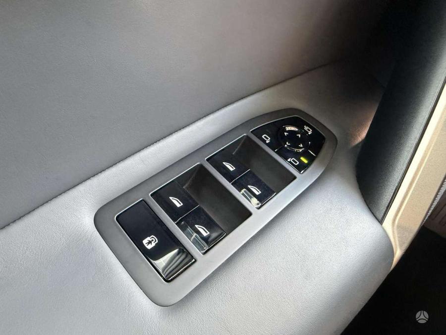 Black BMW iX 2023 in Vilnius, with an engine capacity of 0.00 L and mileage of 63 thousand km for 45900 €, photo 26 on AUTOMOTO.COM.LV