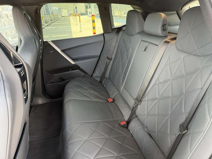 Black BMW iX 2023 in Vilnius, with an engine capacity of 0.00 L and mileage of 63 thousand km for 45900 €, photo 28 on AUTOMOTO.COM.LV