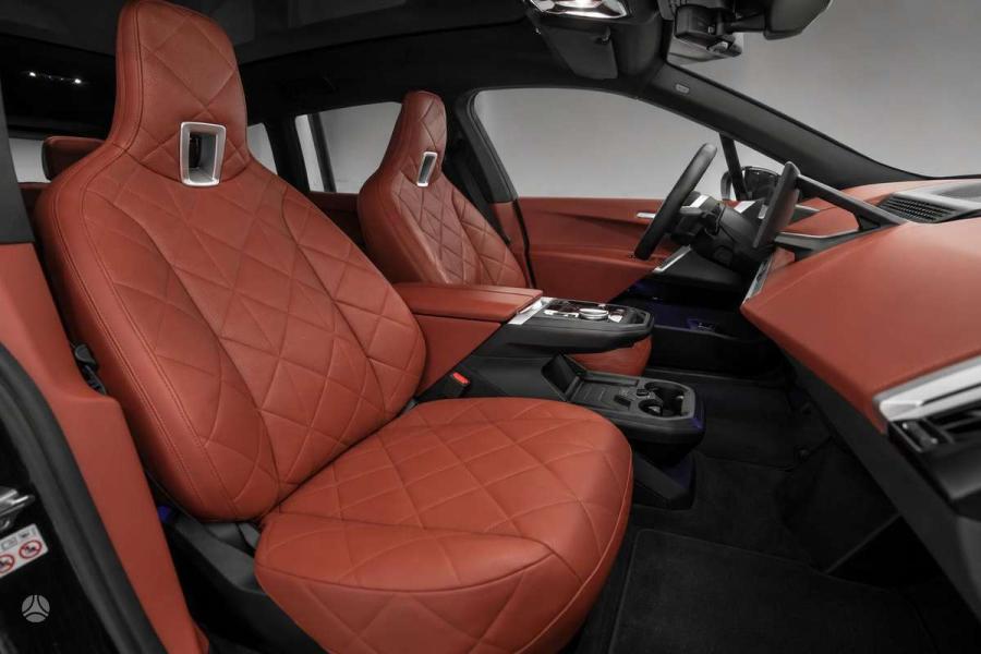 Melns BMW iX 2023 Tukums, ar dzinēja tilpumu 0.00 L un nobraukumu 33 tūkst. km par 51990 €, foto 4 vietnē AUTOMOTO.COM.LV