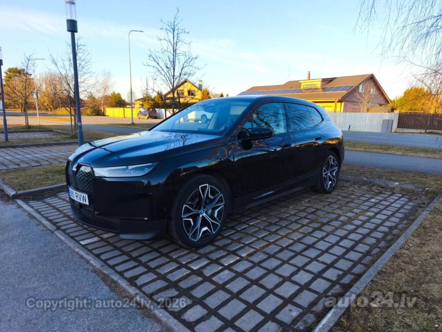 Melns BMW iX 2023 Tallina, ar dzinēja tilpumu 0.00 L un nobraukumu 26 tūkst. km par 45900 €, foto 1 vietnē AUTOMOTO.COM.LV