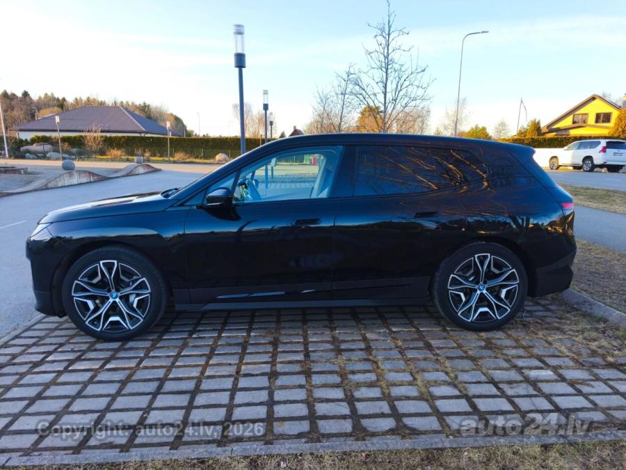 Melns BMW iX 2023 Tallina, ar dzinēja tilpumu 0.00 L un nobraukumu 26 tūkst. km par 45900 €, foto 8 vietnē AUTOMOTO.COM.LV