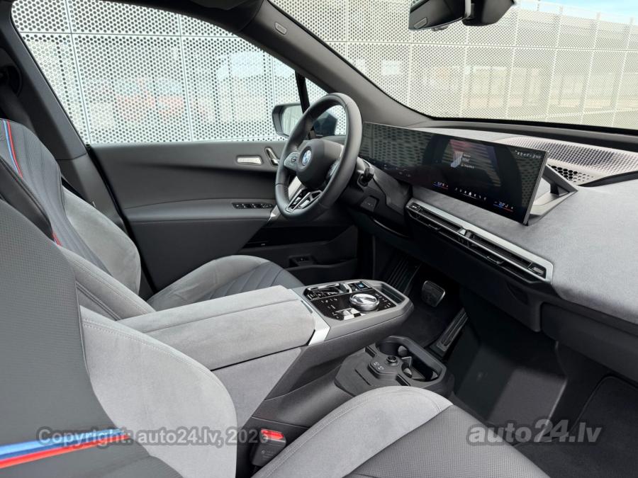 Zils BMW iX 2025 Tallina, ar dzinēja tilpumu 0.00 L un nobraukumu 36 tūkst. km par 67900 €, foto 21 vietnē AUTOMOTO.COM.LV