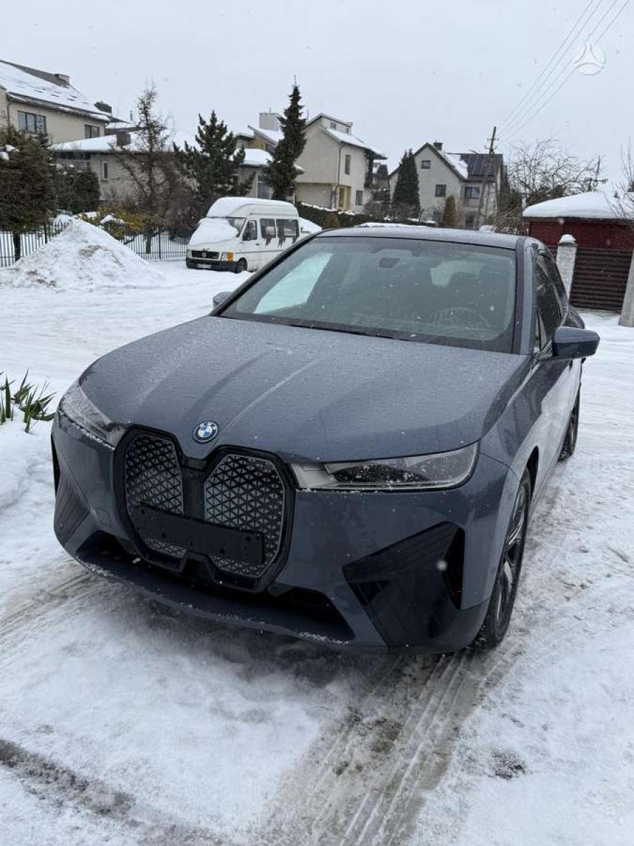 Grey BMW iX 2022 in Kaunas, with an engine capacity of 0.00 L and mileage of 75 thousand km for 31900 €, photo 1 on AUTOMOTO.COM.LV