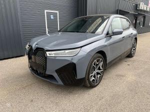 Pelēks BMW iX 2023 Alīta, ar dzinēja tilpumu 0.00 L un nobraukumu 70 tūkst. km par 27400 €, foto  vietnē AUTOMOTO.COM.LV