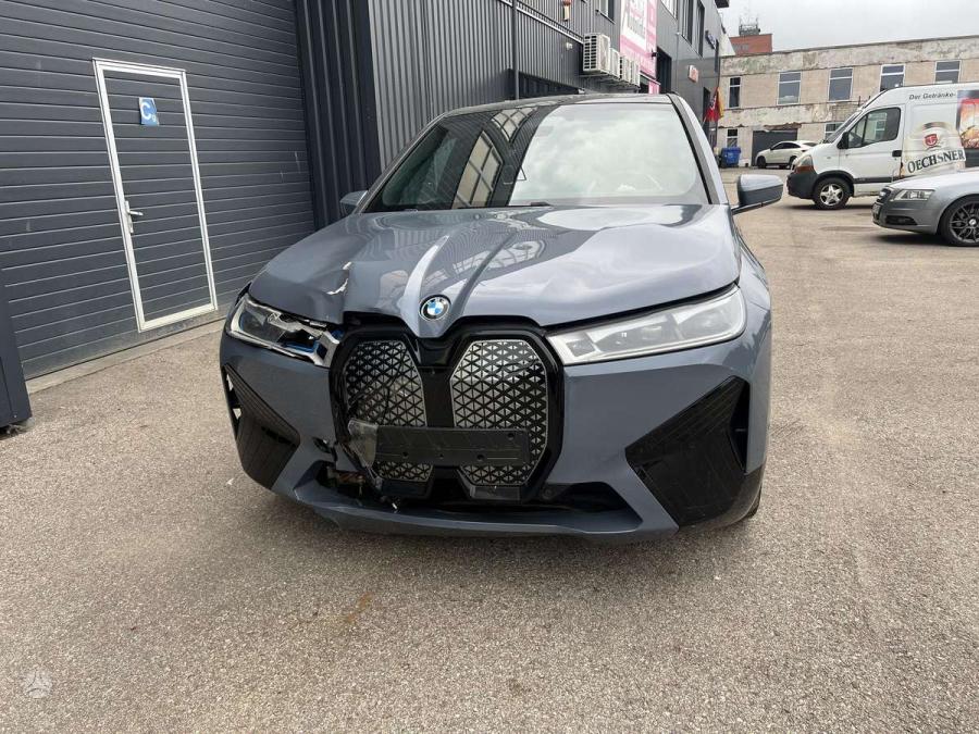 Pelēks BMW iX 2023 Alīta, ar dzinēja tilpumu 0.00 L un nobraukumu 70 tūkst. km par 27400 €, foto 3 vietnē AUTOMOTO.COM.LV