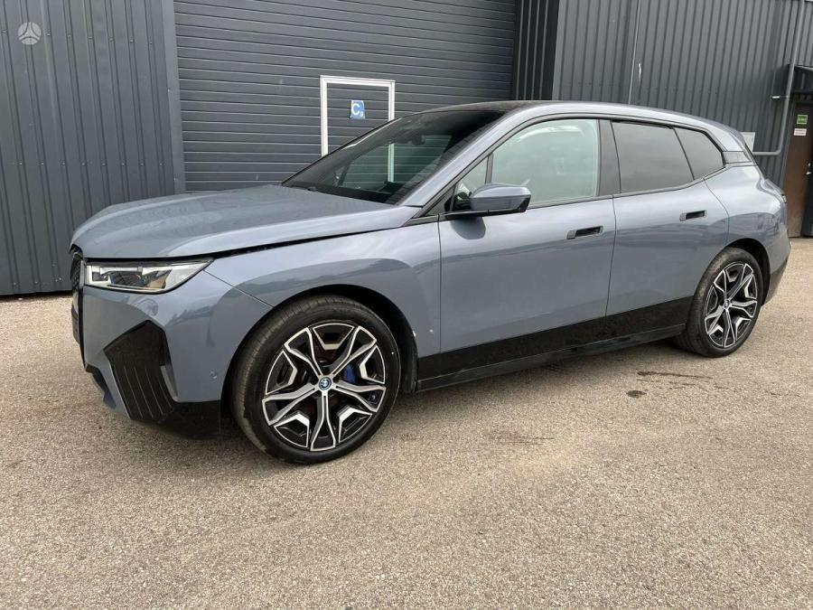Pelēks BMW iX 2023 Alīta, ar dzinēja tilpumu 0.00 L un nobraukumu 70 tūkst. km par 27400 €, foto 4 vietnē AUTOMOTO.COM.LV