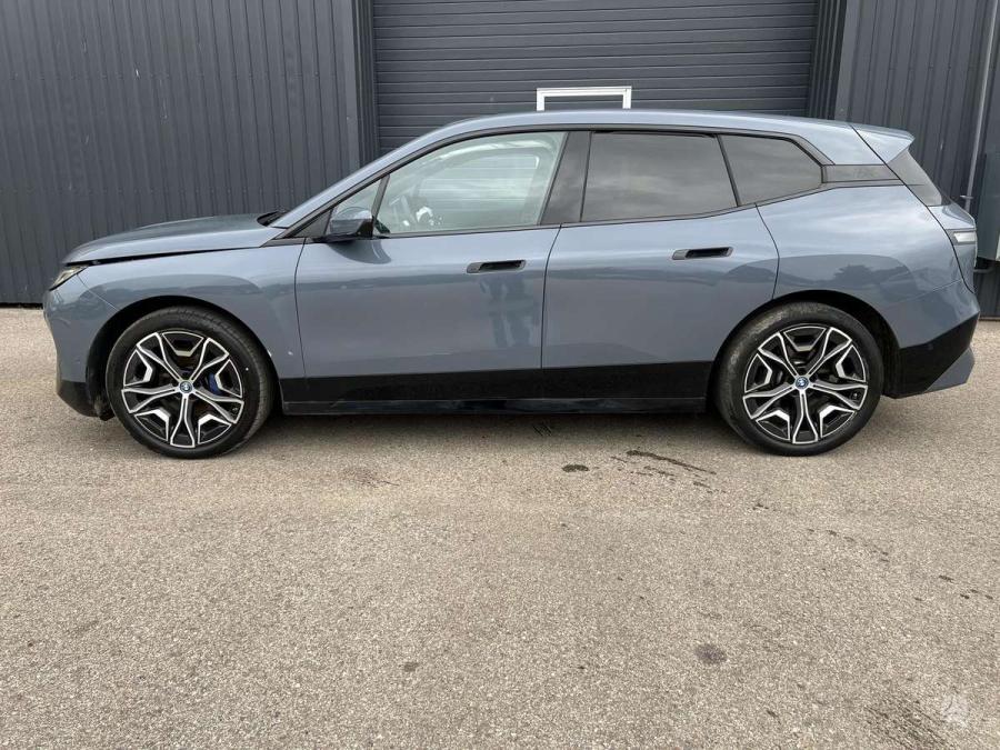 Pelēks BMW iX 2023 Alīta, ar dzinēja tilpumu 0.00 L un nobraukumu 70 tūkst. km par 27400 €, foto 5 vietnē AUTOMOTO.COM.LV
