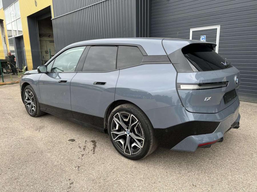 Pelēks BMW iX 2023 Alīta, ar dzinēja tilpumu 0.00 L un nobraukumu 70 tūkst. km par 27400 €, foto 6 vietnē AUTOMOTO.COM.LV