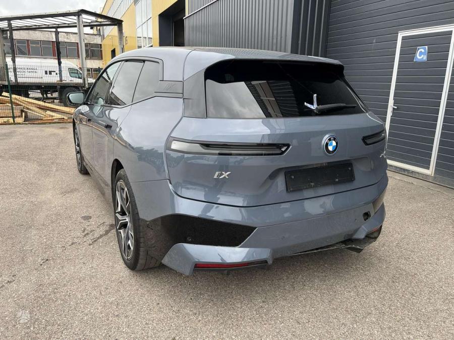 Pelēks BMW iX 2023 Alīta, ar dzinēja tilpumu 0.00 L un nobraukumu 70 tūkst. km par 27400 €, foto 7 vietnē AUTOMOTO.COM.LV