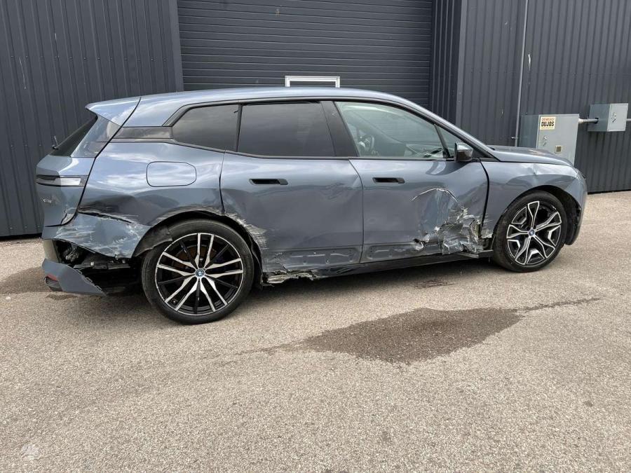 Pelēks BMW iX 2023 Alīta, ar dzinēja tilpumu 0.00 L un nobraukumu 70 tūkst. km par 27400 €, foto 11 vietnē AUTOMOTO.COM.LV