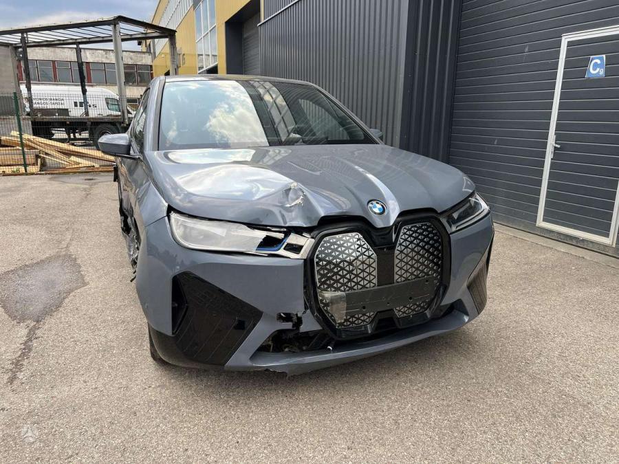 Pelēks BMW iX 2023 Alīta, ar dzinēja tilpumu 0.00 L un nobraukumu 70 tūkst. km par 27400 €, foto 14 vietnē AUTOMOTO.COM.LV
