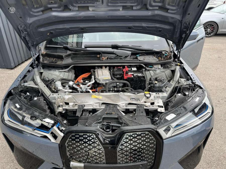 Pelēks BMW iX 2023 Alīta, ar dzinēja tilpumu 0.00 L un nobraukumu 70 tūkst. km par 27400 €, foto 15 vietnē AUTOMOTO.COM.LV