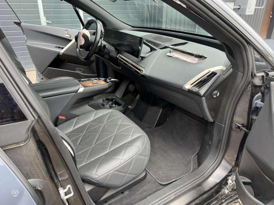 Pelēks BMW iX 2023 Alīta, ar dzinēja tilpumu 0.00 L un nobraukumu 70 tūkst. km par 27400 €, foto 18 vietnē AUTOMOTO.COM.LV