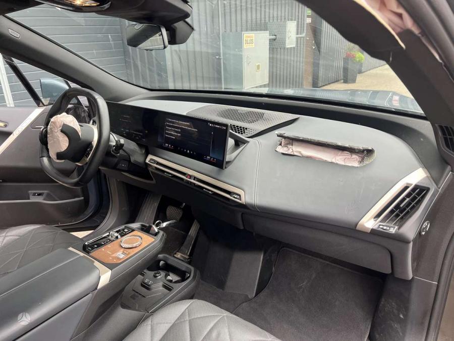 Pelēks BMW iX 2023 Alīta, ar dzinēja tilpumu 0.00 L un nobraukumu 70 tūkst. km par 27400 €, foto 19 vietnē AUTOMOTO.COM.LV