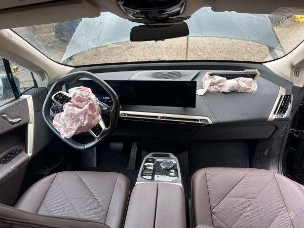 Grey BMW iX 2024 in Klaipeda, with an engine capacity of 0.00 L and mileage of 37 thousand km for 35900 €, photo 10 on AUTOMOTO.COM.LV