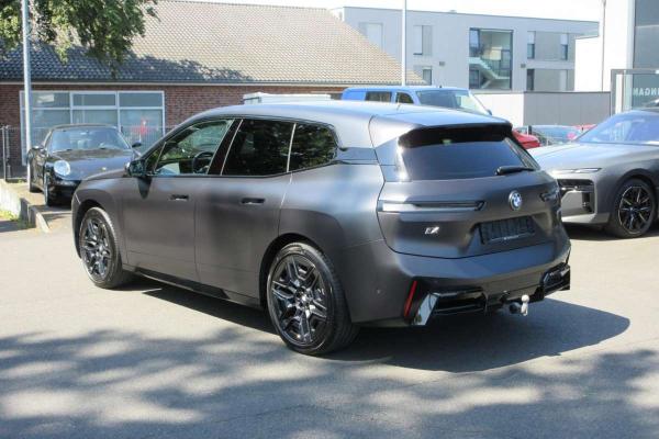 Pelēks BMW iX 2025 Tukums, ar dzinēja tilpumu 0.00 L un nobraukumu 7 tūkst. km par 72990 €, foto 4 vietnē AUTOMOTO.COM.LV