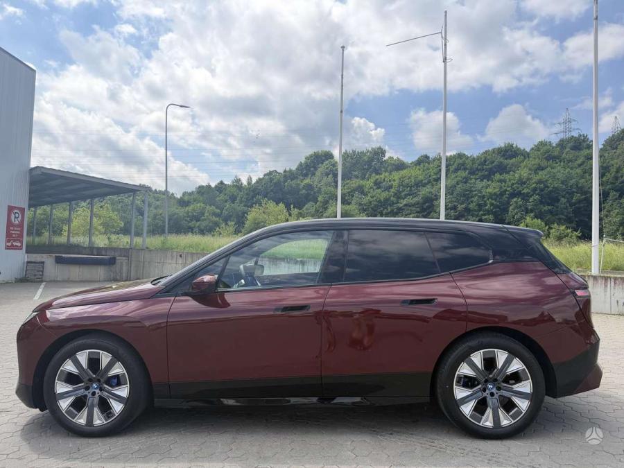Sarkans BMW iX 2023 Viļņa, ar dzinēja tilpumu 0.00 L un nobraukumu 33 tūkst. km par 57000 €, foto 5 vietnē AUTOMOTO.COM.LV