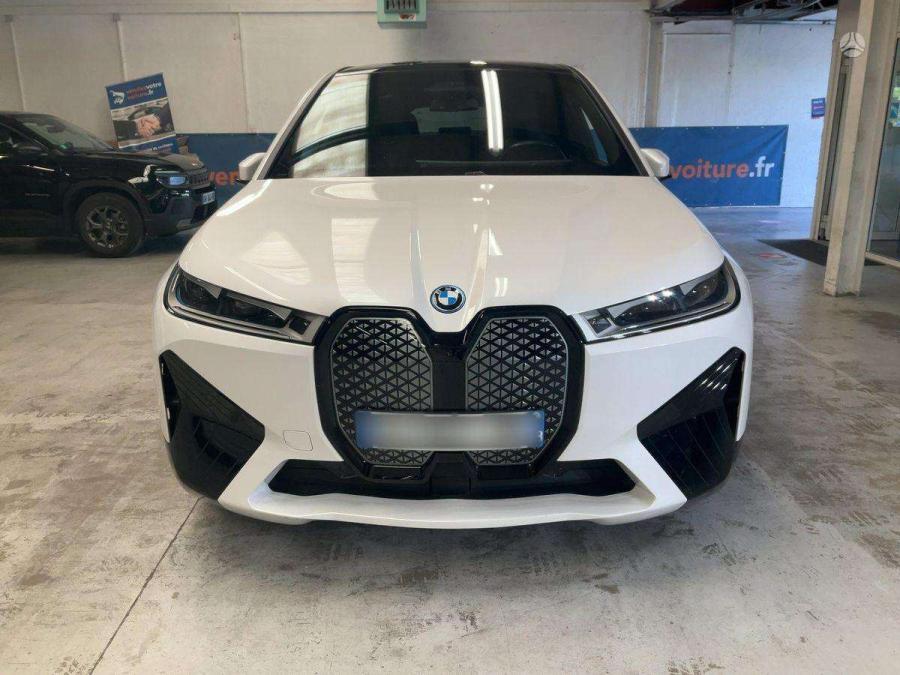 White BMW iX 2022 in Vilnius, with an engine capacity of 0.00 L and mileage of 48 thousand km for 49790 €, photo 3 on AUTOMOTO.COM.LV