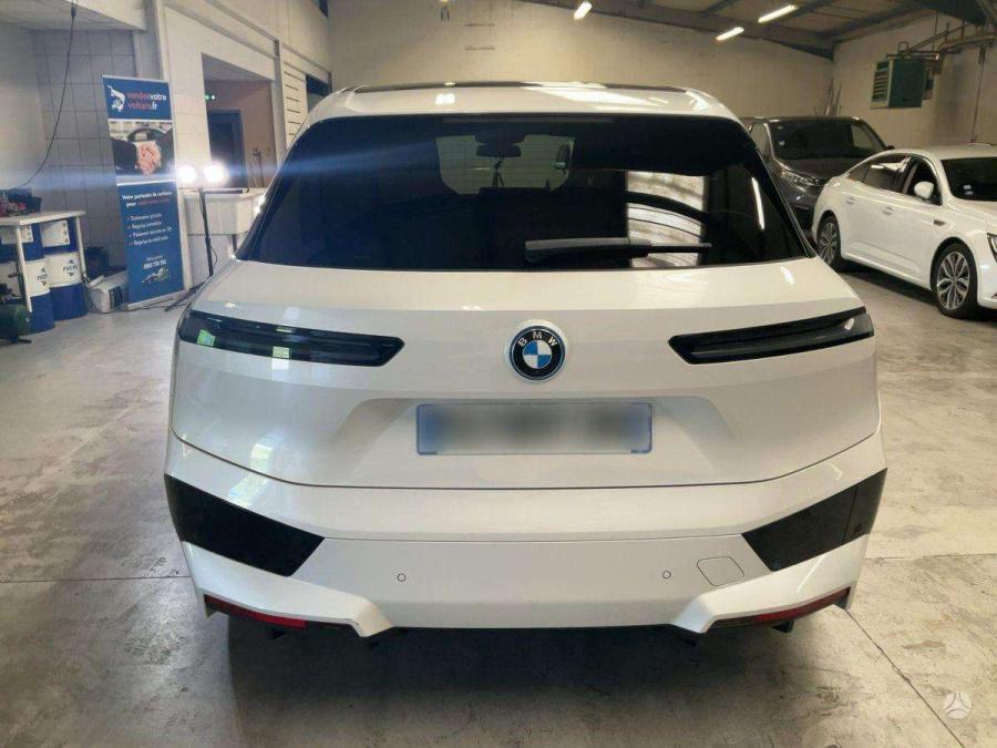 White BMW iX 2022 in Vilnius, with an engine capacity of 0.00 L and mileage of 48 thousand km for 49790 €, photo 6 on AUTOMOTO.COM.LV