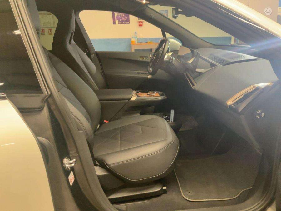 White BMW iX 2022 in Vilnius, with an engine capacity of 0.00 L and mileage of 48 thousand km for 49790 €, photo 12 on AUTOMOTO.COM.LV