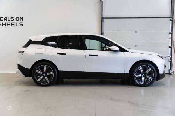 White BMW iX 2022 in Vilnius, with an engine capacity of 0.00 L and mileage of 80 thousand km for 54900 €, photo 4 on AUTOMOTO.COM.LV