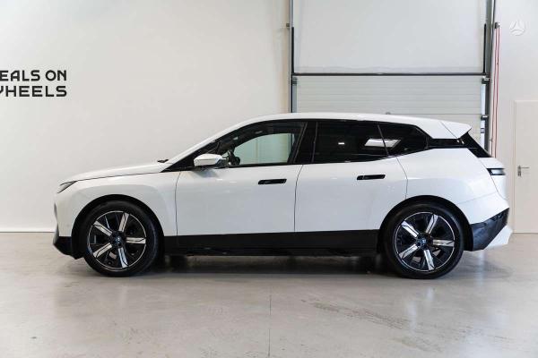 White BMW iX 2022 in Vilnius, with an engine capacity of 0.00 L and mileage of 80 thousand km for 54900 €, photo 5 on AUTOMOTO.COM.LV