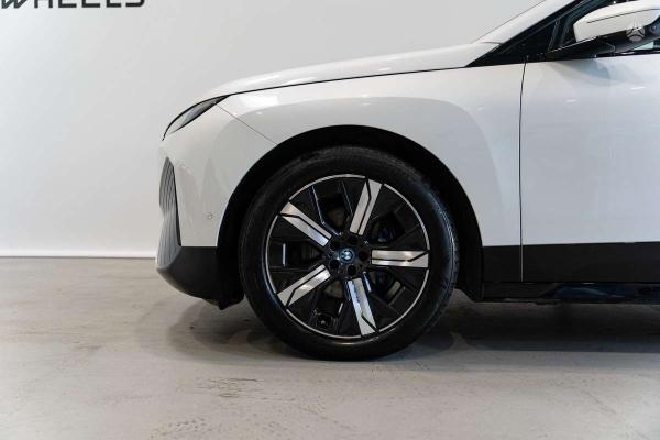 White BMW iX 2022 in Vilnius, with an engine capacity of 0.00 L and mileage of 80 thousand km for 54900 €, photo 10 on AUTOMOTO.COM.LV