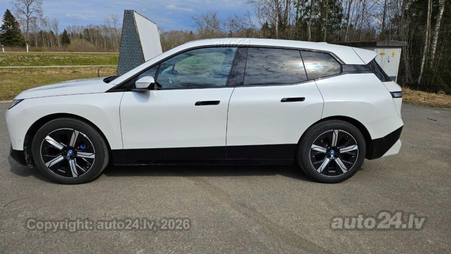 Balts BMW iX 2023 Tallina, ar dzinēja tilpumu 0.00 L un nobraukumu 40 tūkst. km par 49900 €, foto 3 vietnē AUTOMOTO.COM.LV