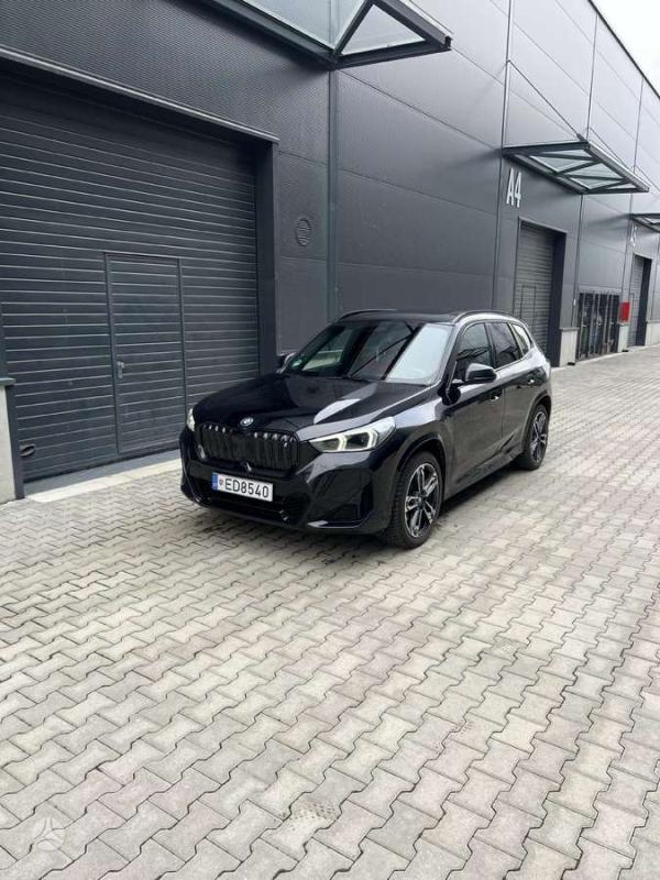 Black BMW iX1 2023 in Kaunas, with an engine capacity of 0.00 L and mileage of 32 thousand km for 45980 €, photo 1 on AUTOMOTO.COM.LV