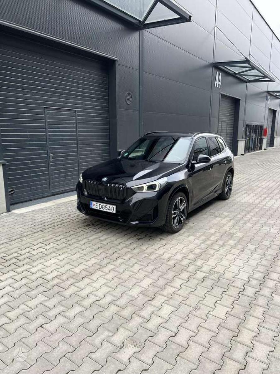 Melns BMW iX1 2023 Kauņa, ar dzinēja tilpumu 0.00 L un nobraukumu 32 tūkst. km par 45980 €, foto 1 vietnē AUTOMOTO.COM.LV
