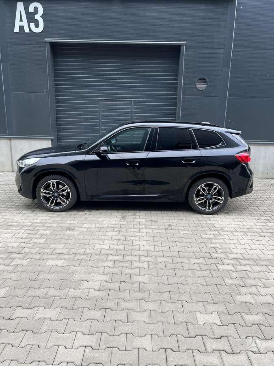 Melns BMW iX1 2023 Kauņa, ar dzinēja tilpumu 0.00 L un nobraukumu 32 tūkst. km par 45980 €, foto 3 vietnē AUTOMOTO.COM.LV
