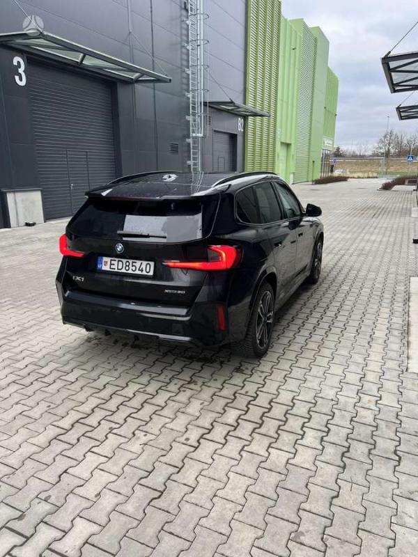 Black BMW iX1 2023 in Kaunas, with an engine capacity of 0.00 L and mileage of 32 thousand km for 45980 €, photo 5 on AUTOMOTO.COM.LV