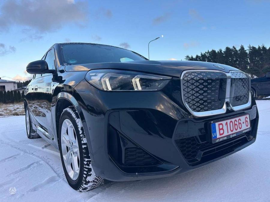 Melns BMW iX1 2023 Rīga, ar dzinēja tilpumu 0.00 L un nobraukumu 41 tūkst. km par 37580 €, foto 1 vietnē AUTOMOTO.COM.LV