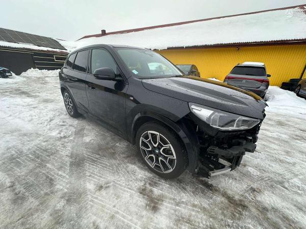 Black BMW iX1 2023 in Klaipeda, with an engine capacity of 0.00 L and mileage of 45 thousand km for 23500 €, photo 4 on AUTOMOTO.COM.LV