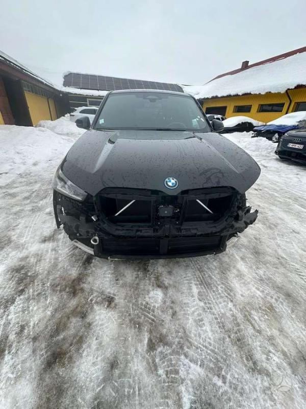 Black BMW iX1 2023 in Klaipeda, with an engine capacity of 0.00 L and mileage of 45 thousand km for 23500 €, photo 6 on AUTOMOTO.COM.LV