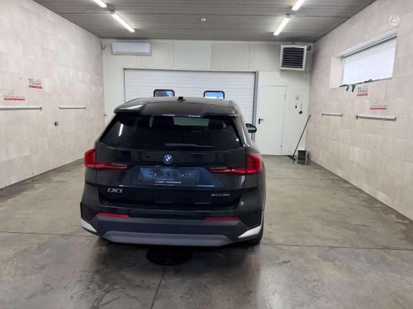 Melns BMW iX1 2023 Marijampole, ar dzinēja tilpumu 0.00 L un nobraukumu 86 tūkst. km par 18997 €, foto 5 vietnē AUTOMOTO.COM.LV