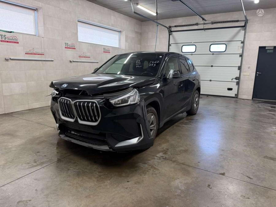 Melns BMW iX1 2023 Marijampole, ar dzinēja tilpumu 0.00 L un nobraukumu 86 tūkst. km par 18997 €, foto 4 vietnē AUTOMOTO.COM.LV