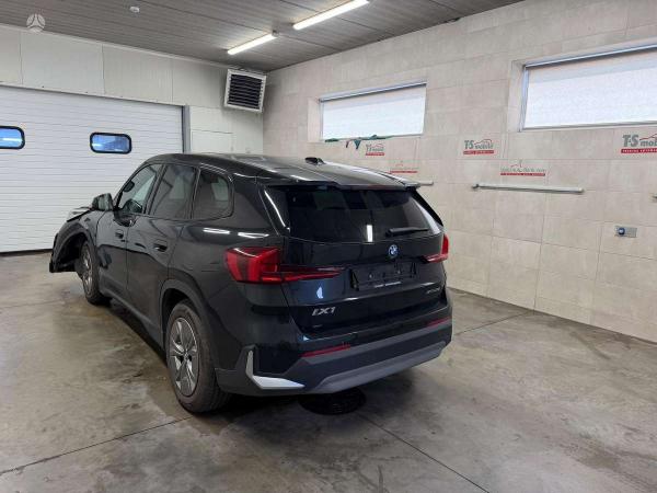 Melns BMW iX1 2023 Marijampole, ar dzinēja tilpumu 0.00 L un nobraukumu 86 tūkst. km par 18997 €, foto 4 vietnē AUTOMOTO.COM.LV
