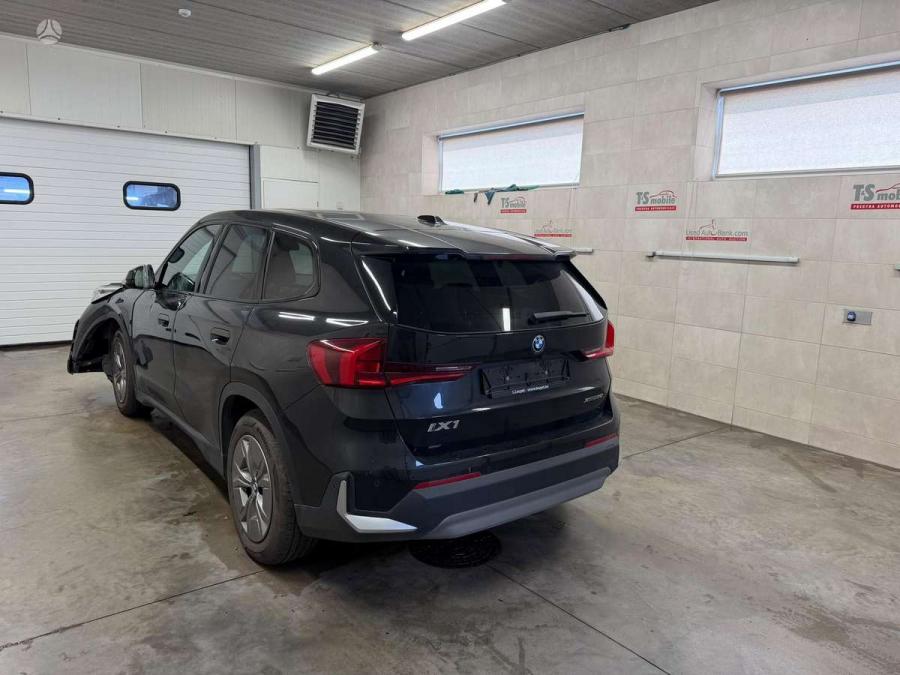 Melns BMW iX1 2023 Marijampole, ar dzinēja tilpumu 0.00 L un nobraukumu 86 tūkst. km par 18997 €, foto 5 vietnē AUTOMOTO.COM.LV