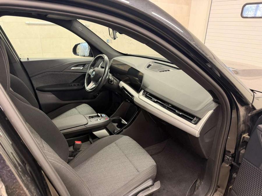Melns BMW iX1 2023 Marijampole, ar dzinēja tilpumu 0.00 L un nobraukumu 86 tūkst. km par 18997 €, foto 27 vietnē AUTOMOTO.COM.LV
