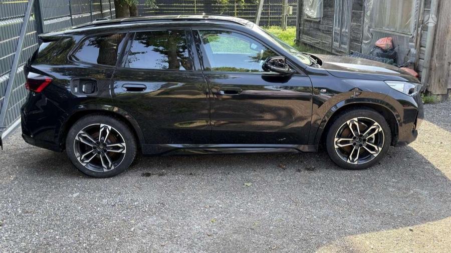 Melns BMW iX1 2023 Jonava, ar dzinēja tilpumu 0.00 L un nobraukumu 68 tūkst. km par 24950 €, foto 5 vietnē AUTOMOTO.COM.LV
