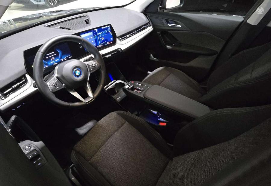 Melns BMW iX1 2025 Šauļi, ar dzinēja tilpumu 0.00 L un nobraukumu 8 tūkst. km par 34900 €, foto 25 vietnē AUTOMOTO.COM.LV