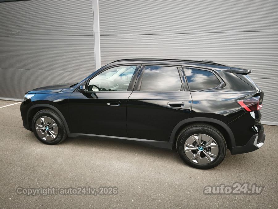 Melns BMW iX1 2025 Tallina, ar dzinēja tilpumu 0.00 L un nobraukumu 7 tūkst. km par 39900 €, foto 4 vietnē AUTOMOTO.COM.LV