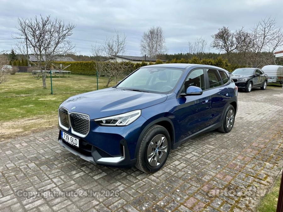 Zils BMW iX1 2023 Saku, ar dzinēja tilpumu 0.00 L un nobraukumu 15 tūkst. km par 42700 €, foto 1 vietnē AUTOMOTO.COM.LV